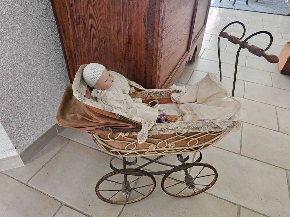 Antiker Puppenwagen mit Porzellanpuppe (Gebraucht) in Uitikon-Waldegg für CHF 20 – nur Abholung ...
