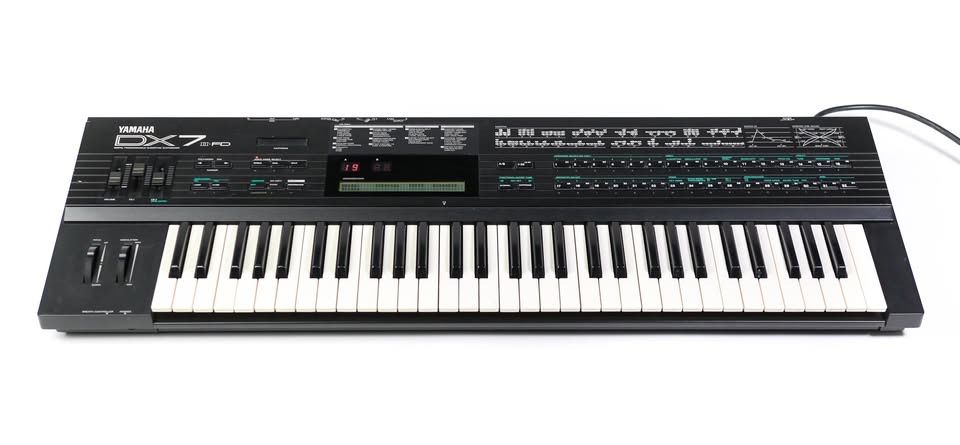 YAMAHA DX7 IID + controller (RARE) + memory cards (RARE) (Gebraucht) in ...