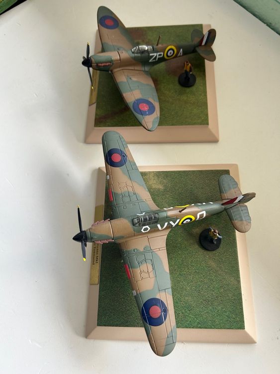 2 x Corgi Diecast Spitfire/Hawker Oldies+Display Pilots 1:72 (Gebraucht ...