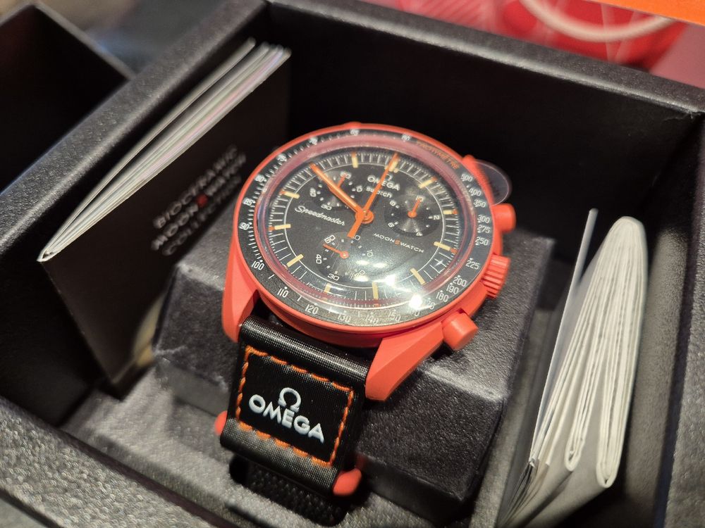 OMEGA x SWATCH Moonswatch Lava Mission on Earth Speedmaster (Neu und ...