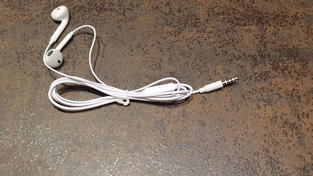 In Ear Kopfhörer mit Mikrofon 3.5mm Klinkenstecker (Neu und originalverpackt) in Biberist für ...