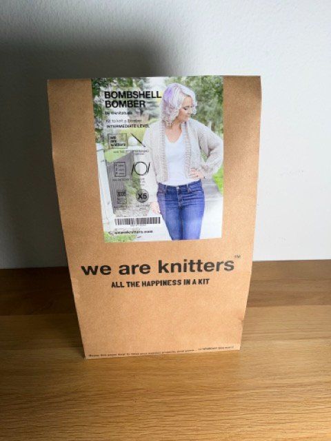 BOMBSHELL BOMBER Strick-Set - We are Knitters (Malve) | Kaufen auf Ricardo