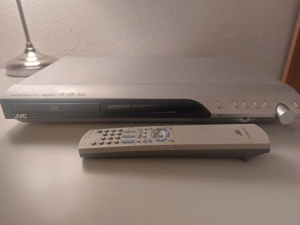 JVC DVD Player mit Fernbedienung und Kabeln | Kaufen auf Ricardo