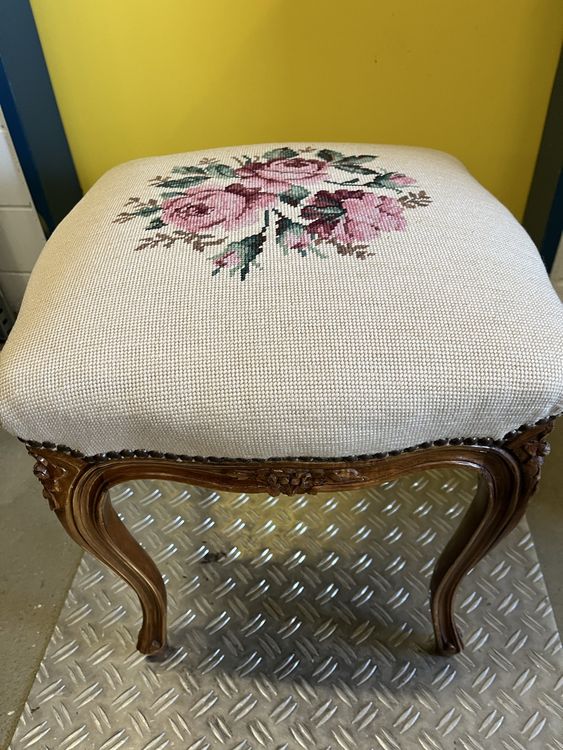 Antiker Hocker mit Rosen-Stickerei 🌹 (Gebraucht) in Strengelbach für ...