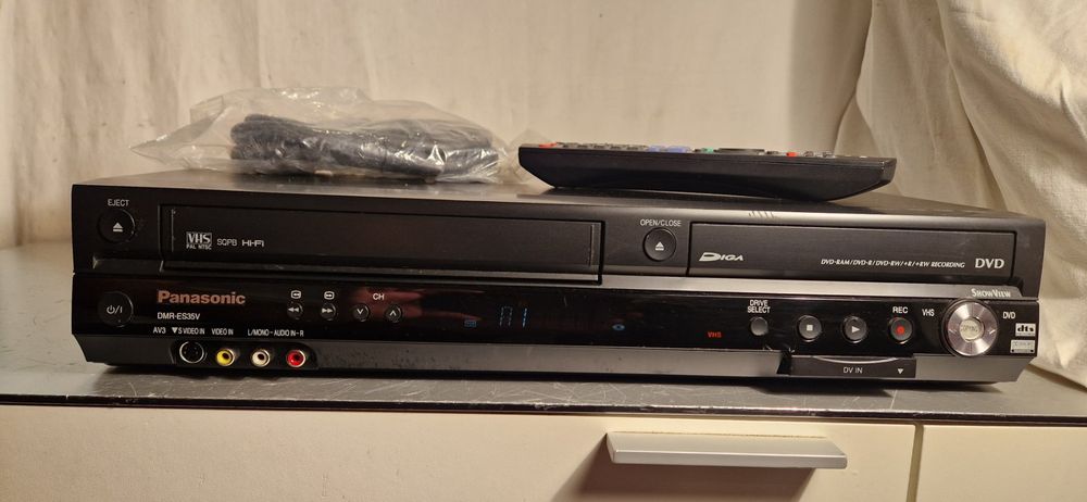 Panasonic DMR-ES35V VHS-/DVD Kombigerät mit Fernbedienung!! (Gebraucht) in Zürich für CHF 329 ...
