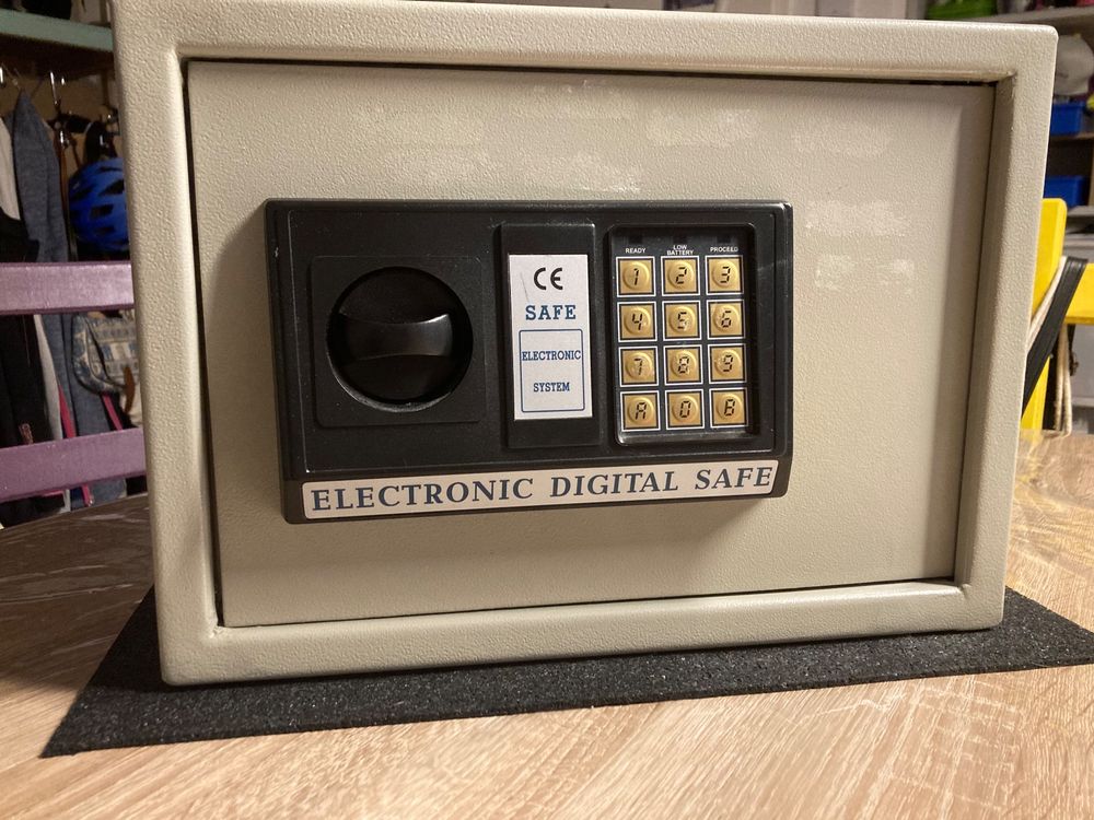 Safe / Tresor mit Zahlencode | Kaufen auf Ricardo