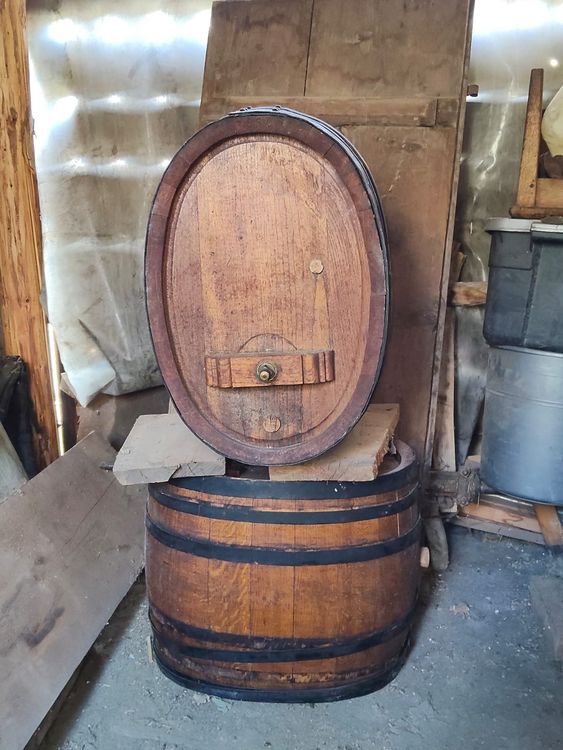 Tonneaux en mélèze, le lot de deux (D'occasion) à Miège pour CHF 70 ...