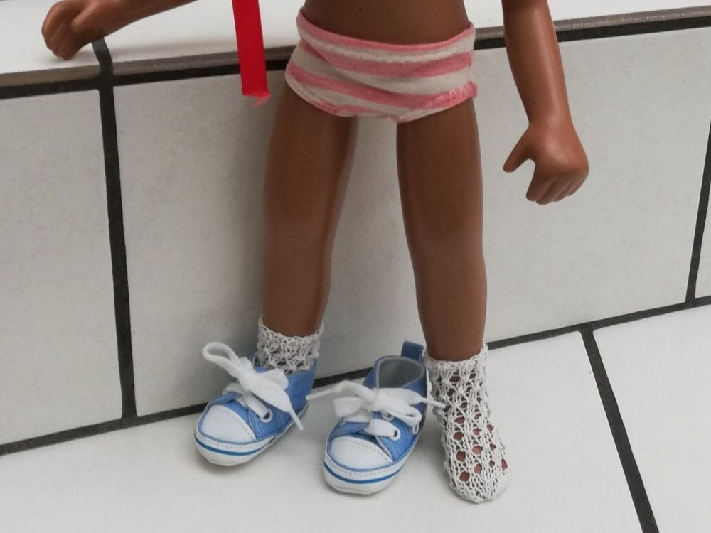 Für Sashas Mädchen: Turnschuhe blau und Söckli weiss (Neu und originalverpackt) in Seewen SZ für ...