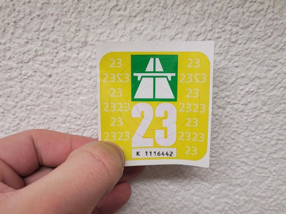 Autobahnvignette 2023 (Neu und originalverpackt) in Ostermundigen für CHF 39 – mit Lieferung auf ...