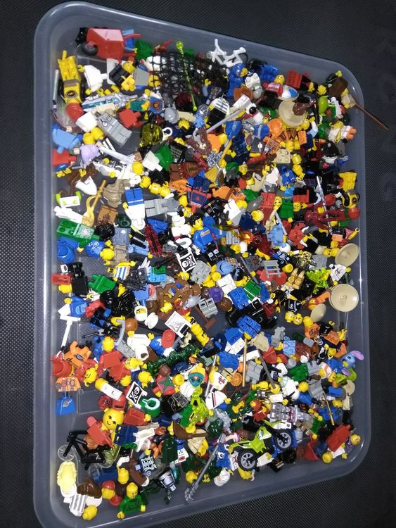 mehrere hundert Lego Figuren Teile (Gebraucht) in Kölliken für CHF 100. ...