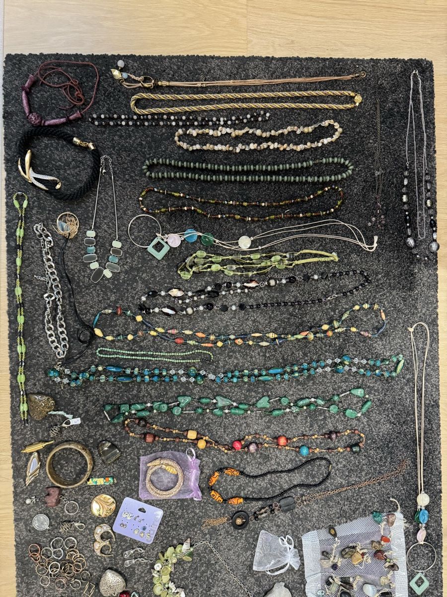 Grosses Schmuck-Paket: Ketten, Ringe, Steine u.v.m. (Gebraucht) in ...