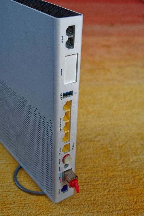 Internet-Box 3 für Kupfer- und Glasfaseranschluss (Gebraucht) in ...