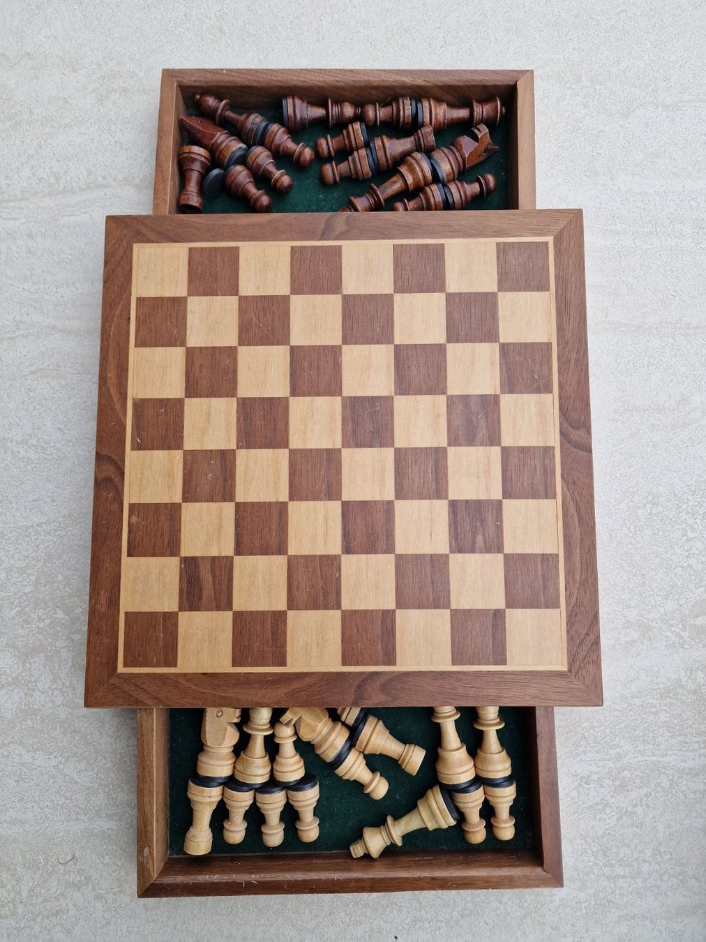 Holzschachbrett mit magnetischen Figuren (Gebraucht) in Kilchberg ZH für CHF 9.9 – mit Lieferung ...