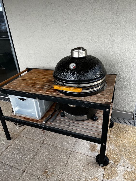 Monolith Classic Holzkohlegrill, schwarz, mit Tisch (Gebraucht) in ...