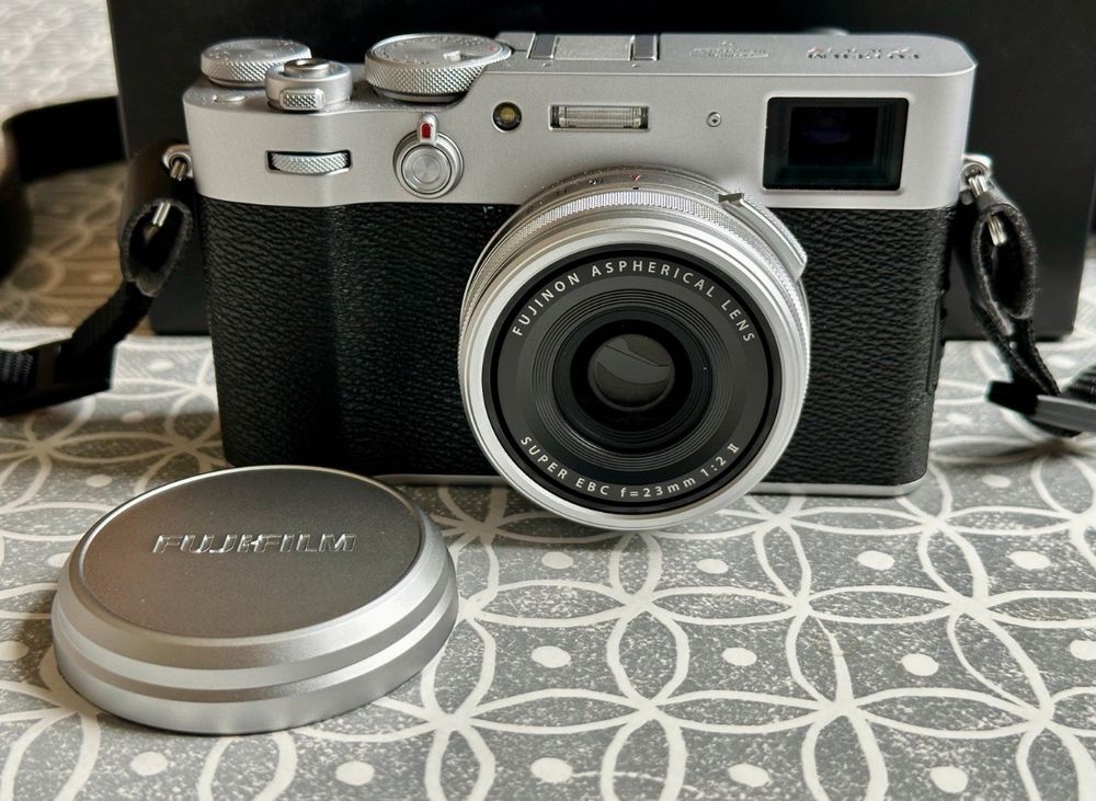 Fujifilm X100V silber + Wheater Resistant Kit + Ladegerät | Kaufen auf Ricardo