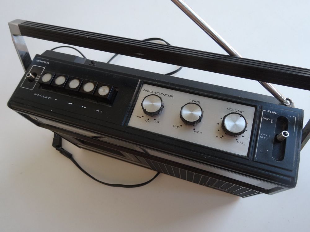 Radio und Kassettenrekorder aus den frühen 70er Jahren (Gebraucht) in ...