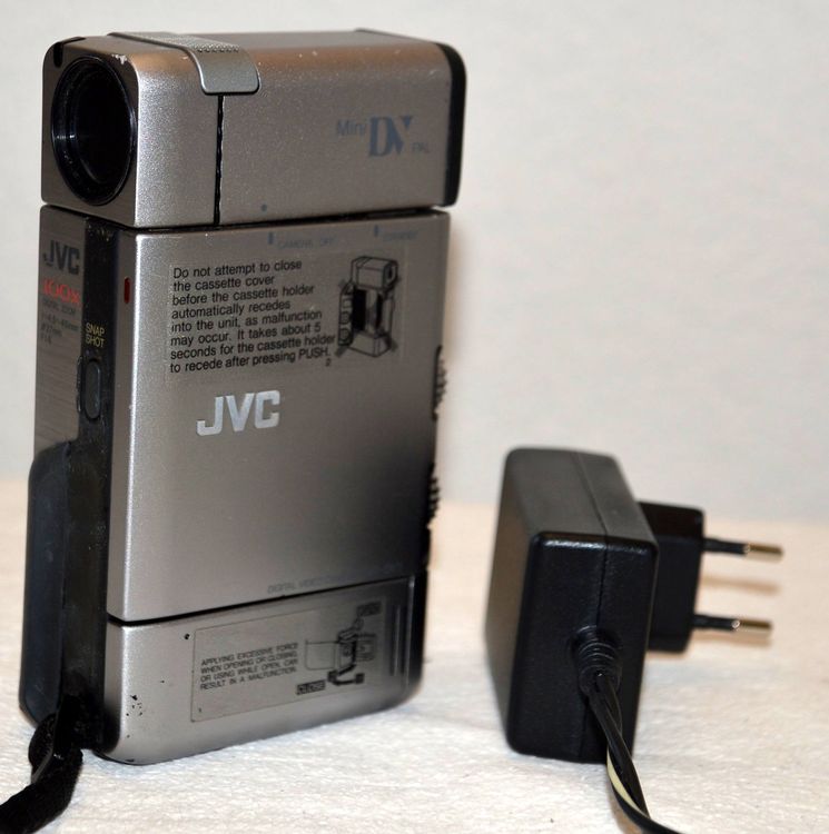 Camcorder MiniDv JVC GR-DV1E caméscope (Gebraucht) in Collonges für CHF 80 – mit Lieferung auf ...