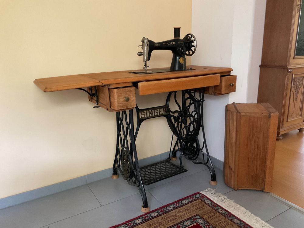 SINGER Nähmaschine mit Tisch, seitlich klappbar | Kaufen auf Ricardo