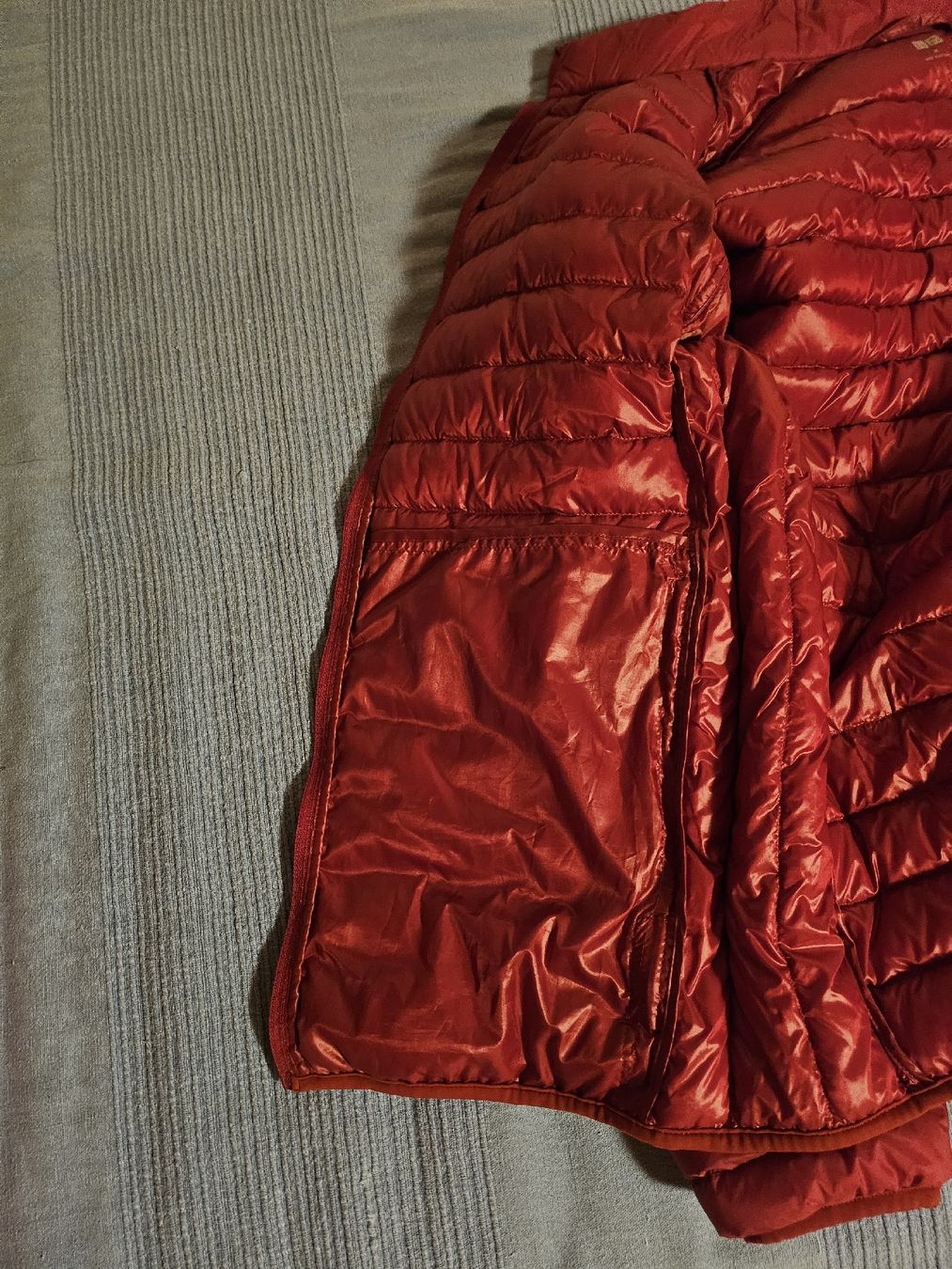 Uniqlo Daunenjacke, Grösse M, Rot - Perfekt für den Winter! (Neu ...