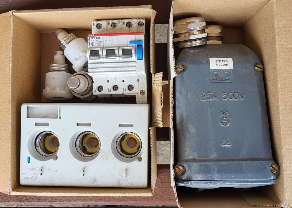 Steckdose J25 5-polig / Sicherungselement 25A | Kaufen auf Ricardo