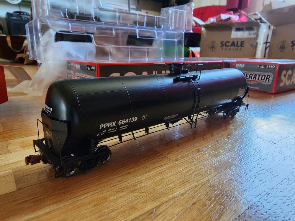 US Tankwagen "with head shields" von Scale Trains Operator (Neu und ...