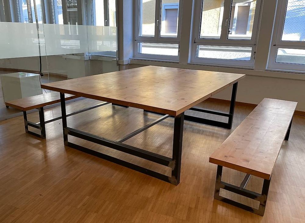 Massiver Holztisch mit 2 Bänken, Metallbeine (Gebraucht) in Zürich für CHF 1 – nur Abholung auf ...