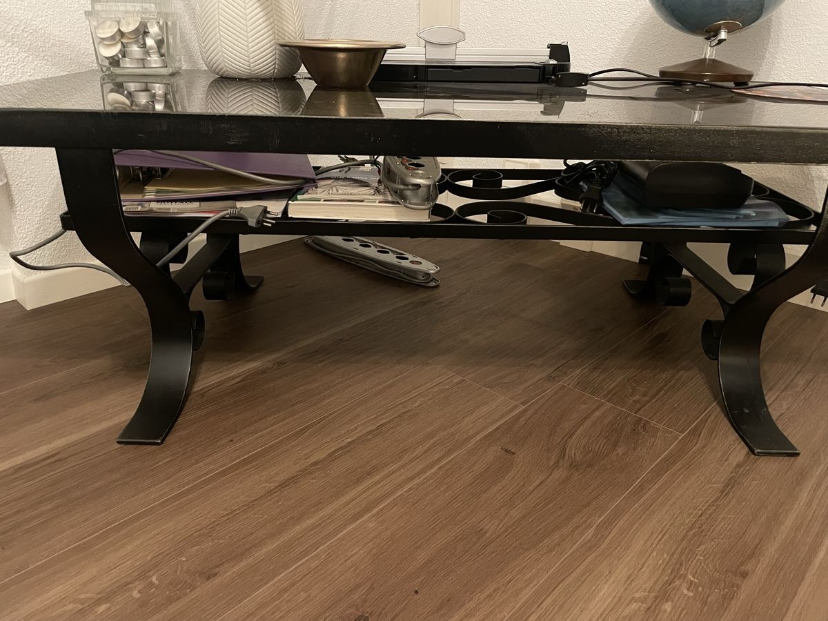 GRATIS: Schicker Glastisch mit schmiedeeisernem Gestell (Gebraucht) in ...