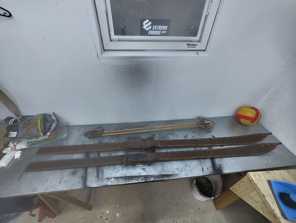 Antike Holzskier mit Stöcken, Nostalgie pur! (Gebraucht) in Stetten SH für CHF 119 – nur ...