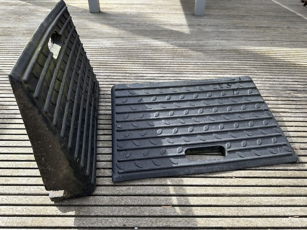 Bordsteinrampen 2 Stk. ca. 50x30x11 cm Gummi (Gebraucht) in Reinach BL für CHF 40 – mit ...