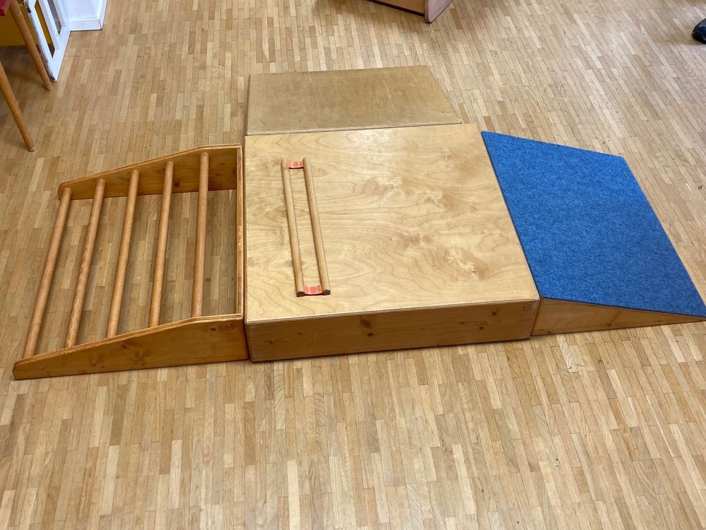 Podest mit 2 Rampen und 1 Sprossen, aus Holz, Montessori (Gebraucht) in ...