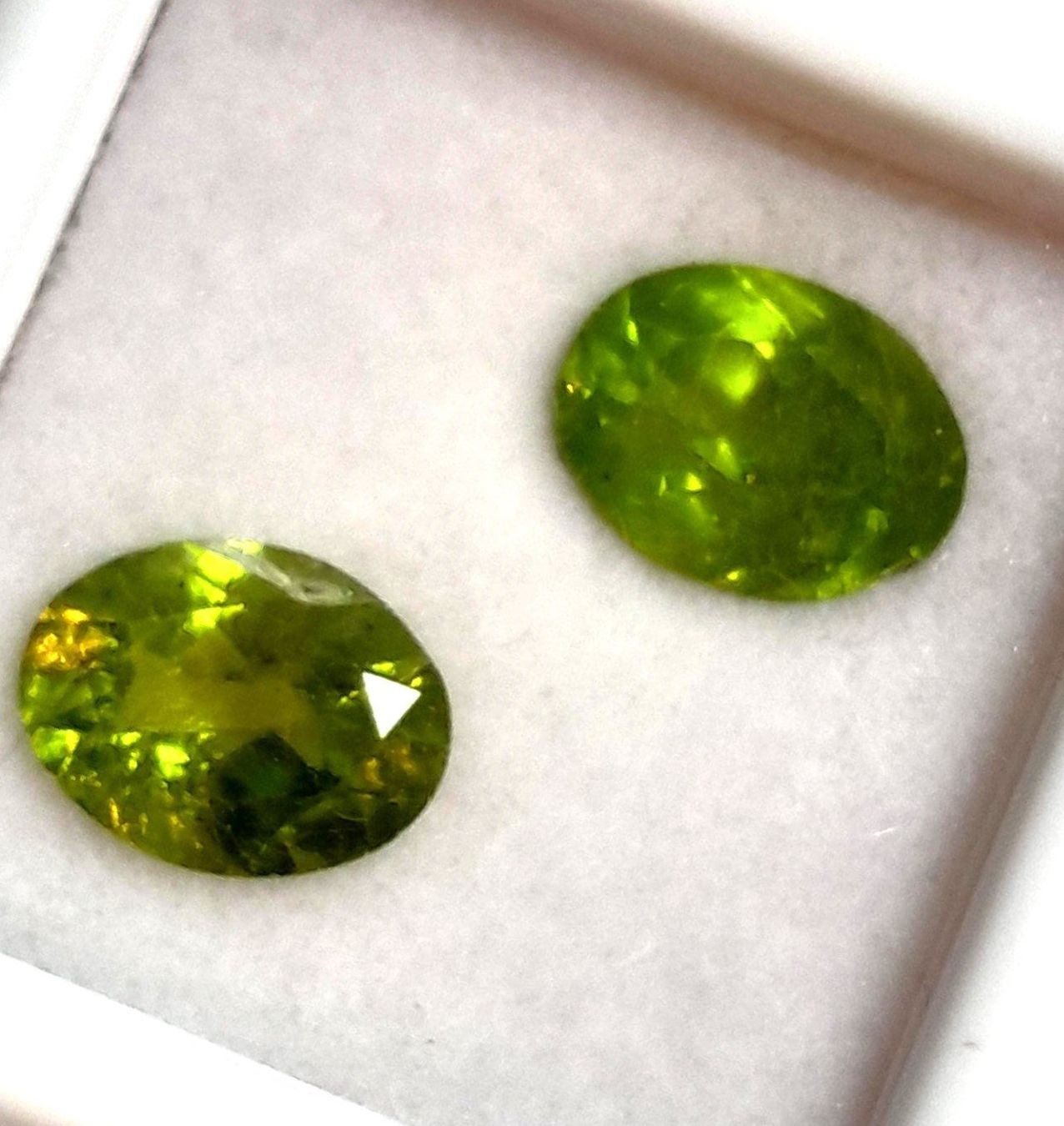 Promo - 2x Péridots 10x8 mm - Valeur 600.- Fr (Neuf (Voir description ...