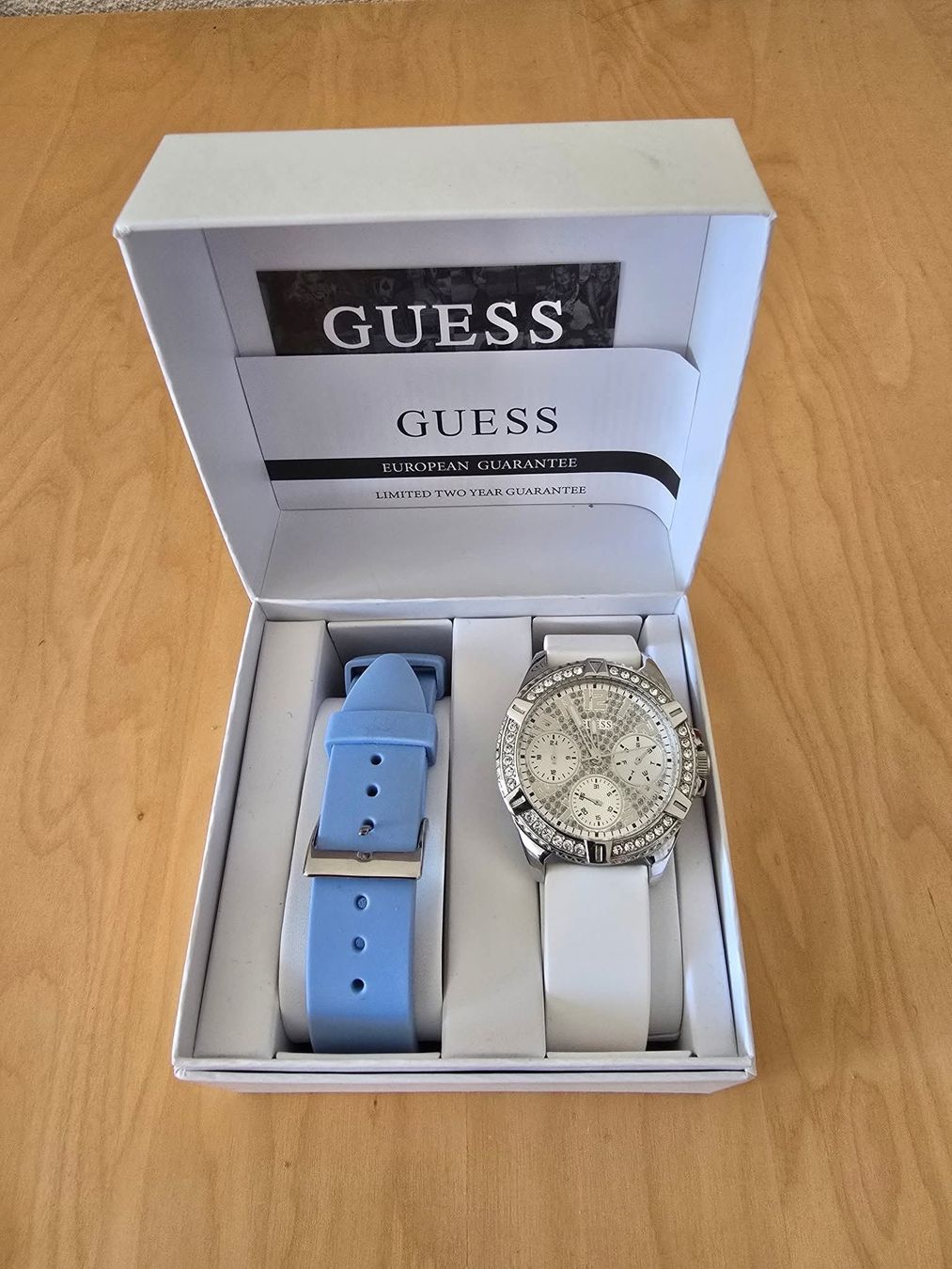 Magnifique montre Guess avec brillants neuf sous emballage (Neuf avec ...