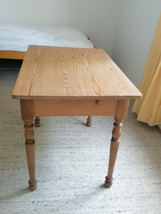 Tisch mit gedrechselten Beinen und Schublade (Gebraucht) in Richterswil ...