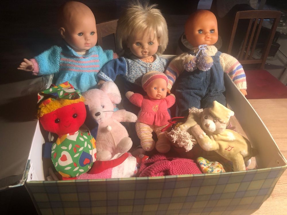 Tolle Spielbox mit Puppen und Puppenkleidern (Gebraucht) in Röschenz ...