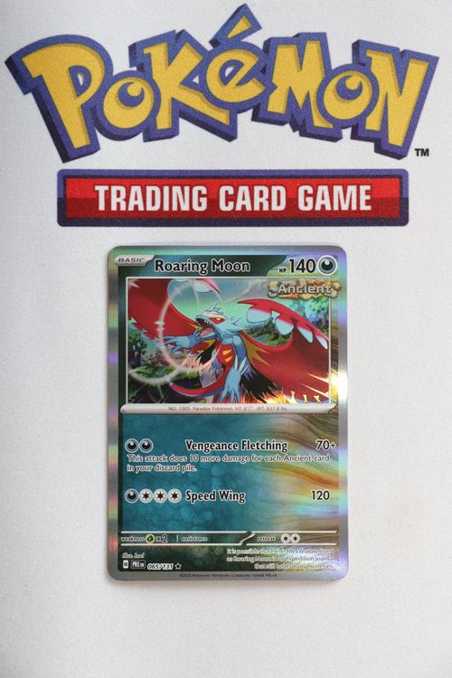 Pokémon - Roaring Moon Holo (065/131) Prismatic Evolutions (Neu (gemäss ...