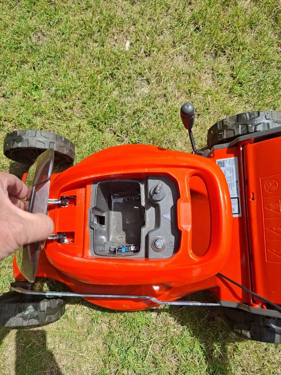 Rasenmäher Husqvarna LC 137iLi Akku Ladegerät guter Zustand (Gebraucht ...
