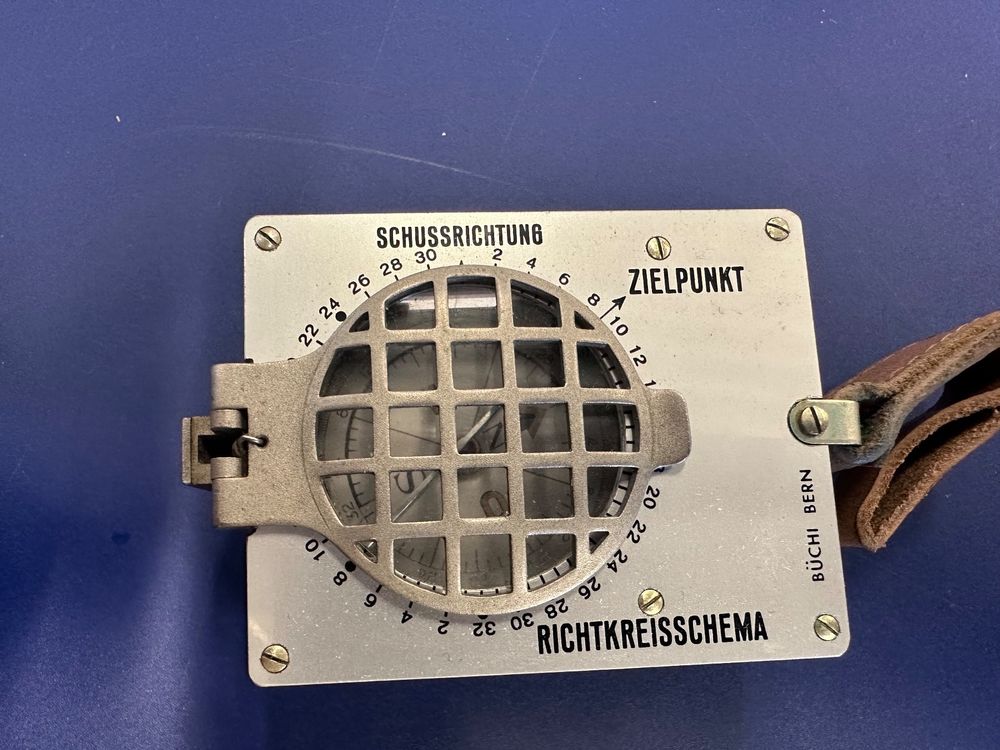 Büchi Bern Artilleriekompass mit Richtkreisschema (Gebraucht) in Strengelbach für CHF 15 – mit ...