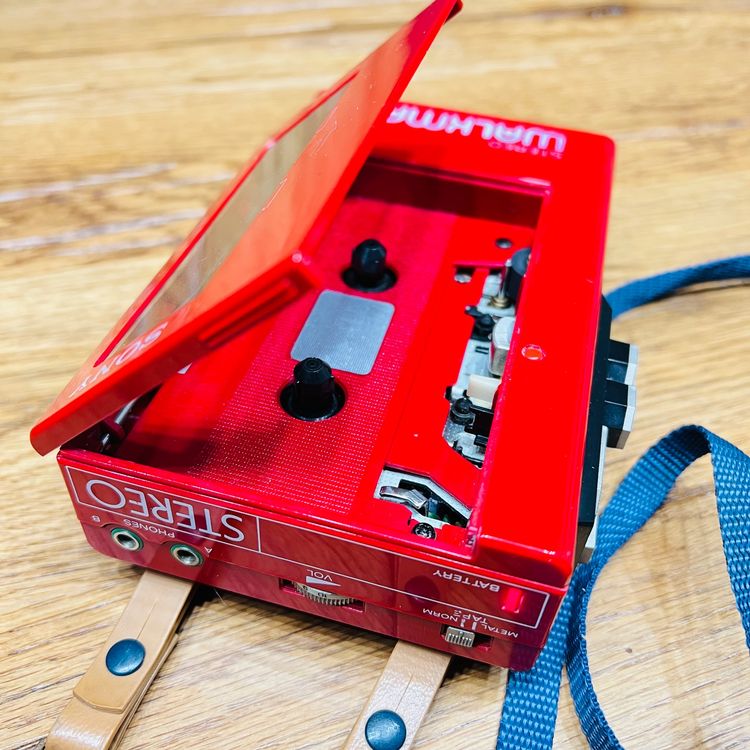 Sony Walkman WM-4 in rot (Defekt) in Vorderthal für CHF 190 – mit ...