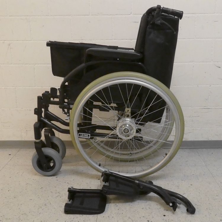 Rollstuhl Invacare SB 45 cm, Zusatzbremsen, nur CHF 199 (Gebraucht) in Lengnau für CHF 199 – mit ...
