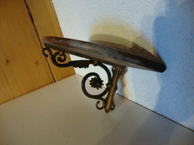 Antik Wand-Tablar mit schmiedeisernem verziertem Winkel (Gebraucht) in ...