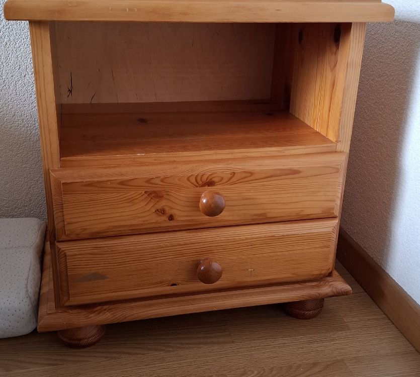 Holz Nachttischli, massiv, mit Schubladen (Gebraucht) in Biberist für CHF 10 – nur Abholung auf ...