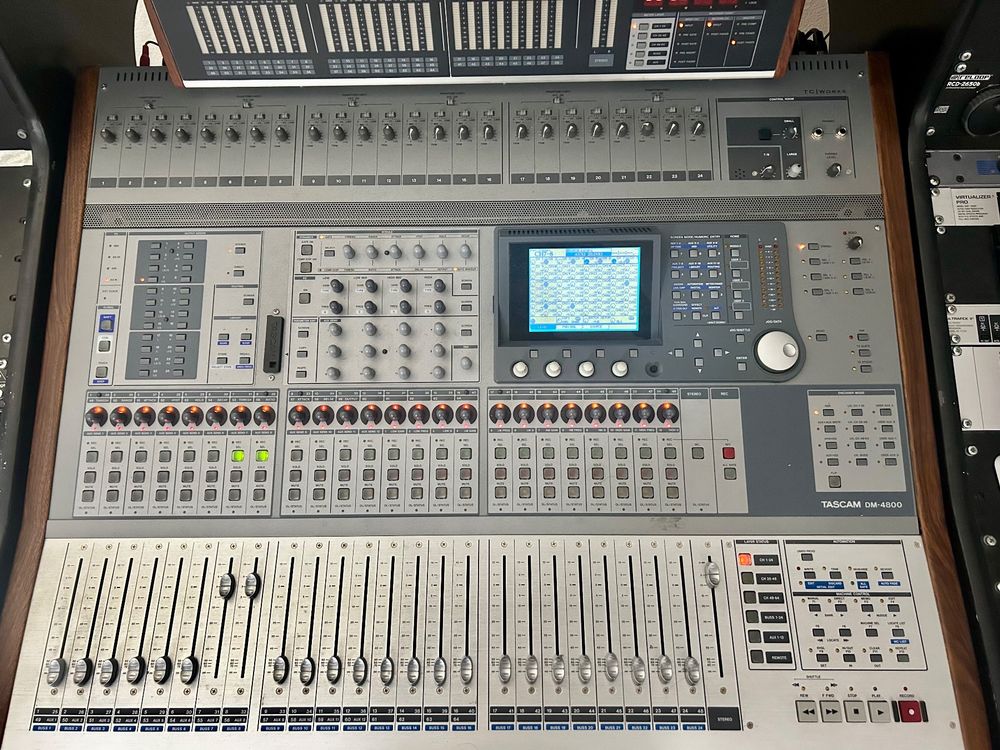 Console TASCAM DM-4000 - Firewire / ADAT + Meuble (Gebraucht) in ...