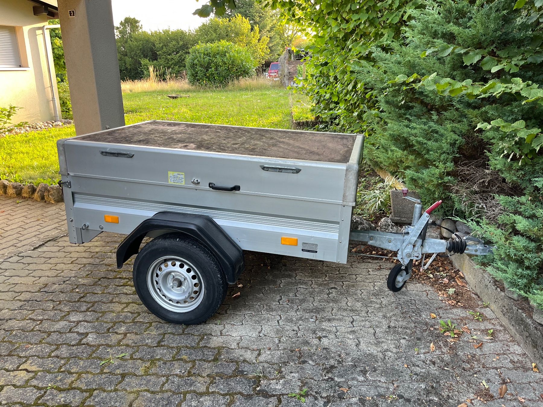 A VENDRE PETITE REMORQUE FERMEE (D'occasion) à Hauterive NE pour CHF ...