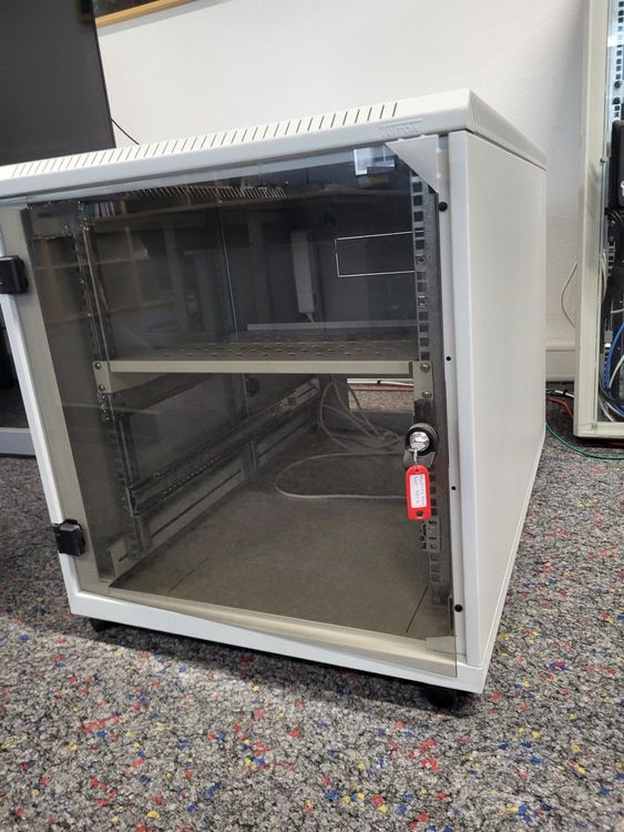 Server Rack, klein, auf Räder, abschliessbar, 2 Schlösser (Gebraucht ...