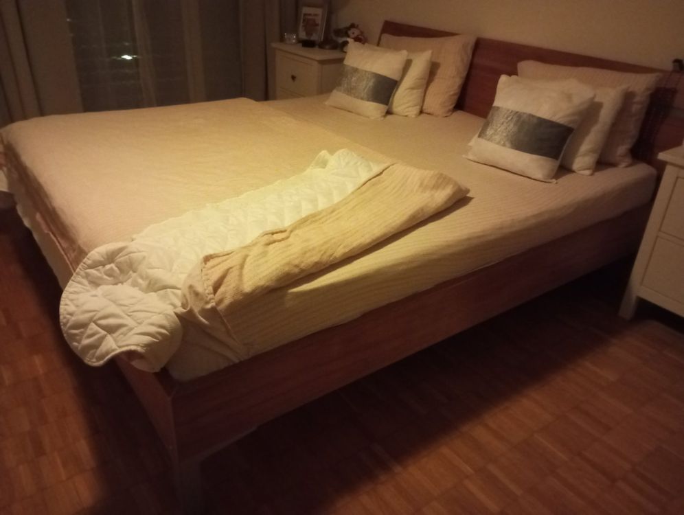 Bettgestell mit Kopfteile, Lattenrost und 2 Nachtkommode (Gebraucht) in Bassersdorf für CHF 1 ...