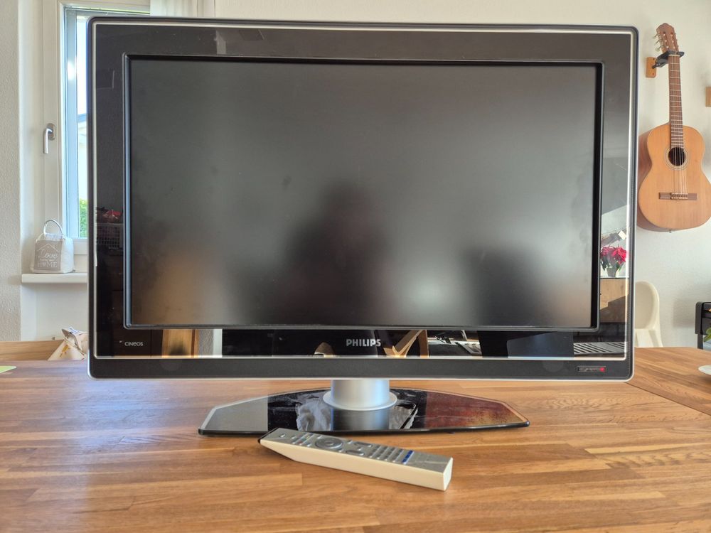 Philips 32" LCD-TV mit Ambilight (Gebraucht) in Uster für CHF 1 – nur Abholung auf Ricardo kaufen