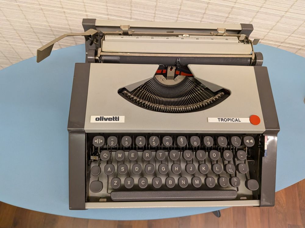 Schreibmaschine Olivetti Tropical, der Koffer fehlt (Gebraucht) in Emmen für CHF 25 – mit ...