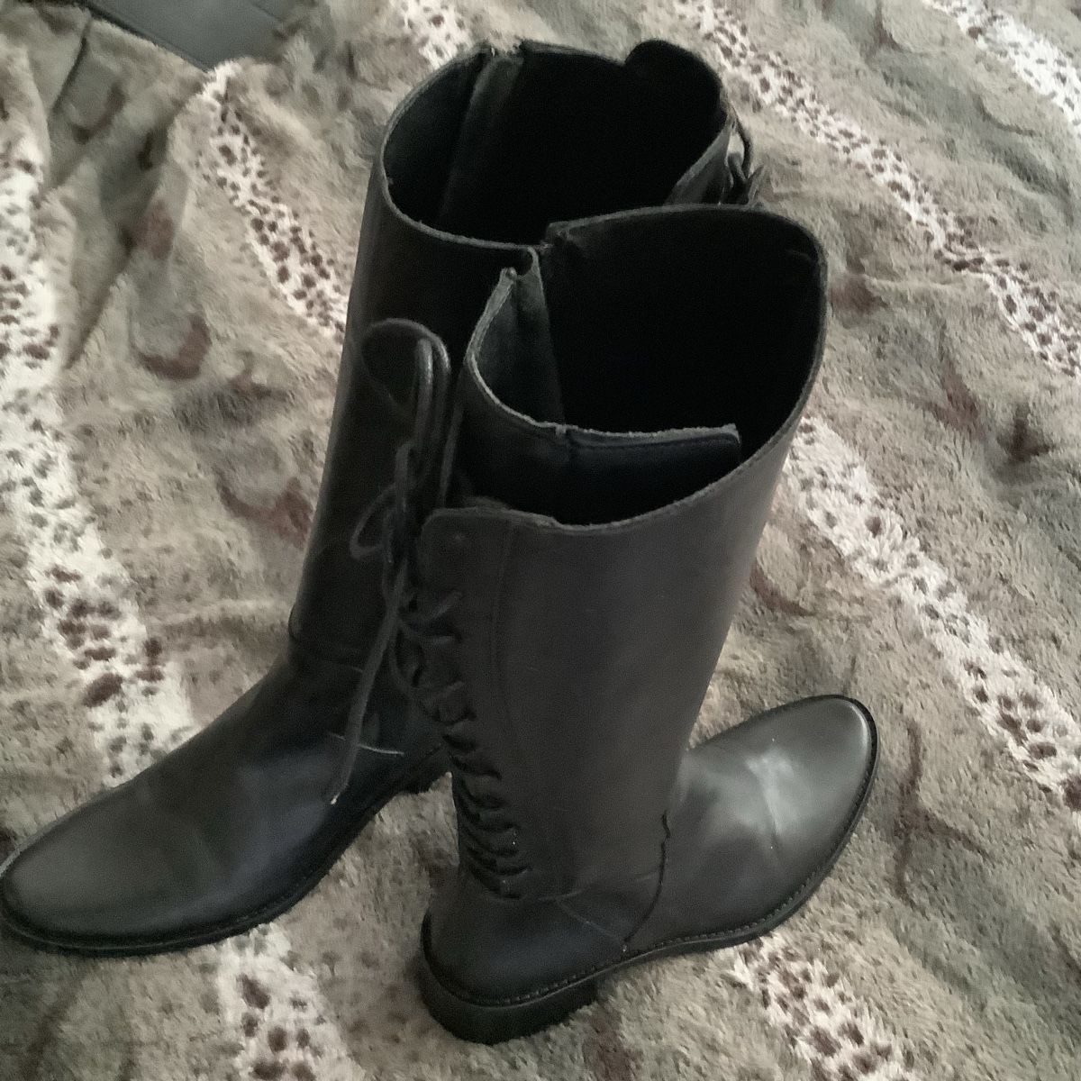 Bottes noires avec des lacets derrières et fermetures (D'occasion) à ...