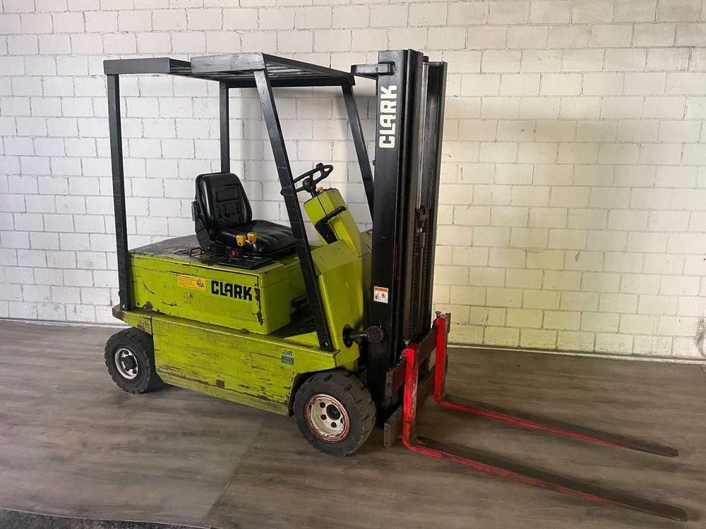 Stapler Clark (Gebraucht) in Bettwiesen für CHF 2280 – nur Abholung auf Ricardo kaufen