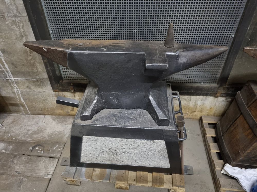 Massiver Amboss auf Sockel mit div. Aufsätzen (Gebraucht) in für CHF 800 – mit Lieferung auf ...